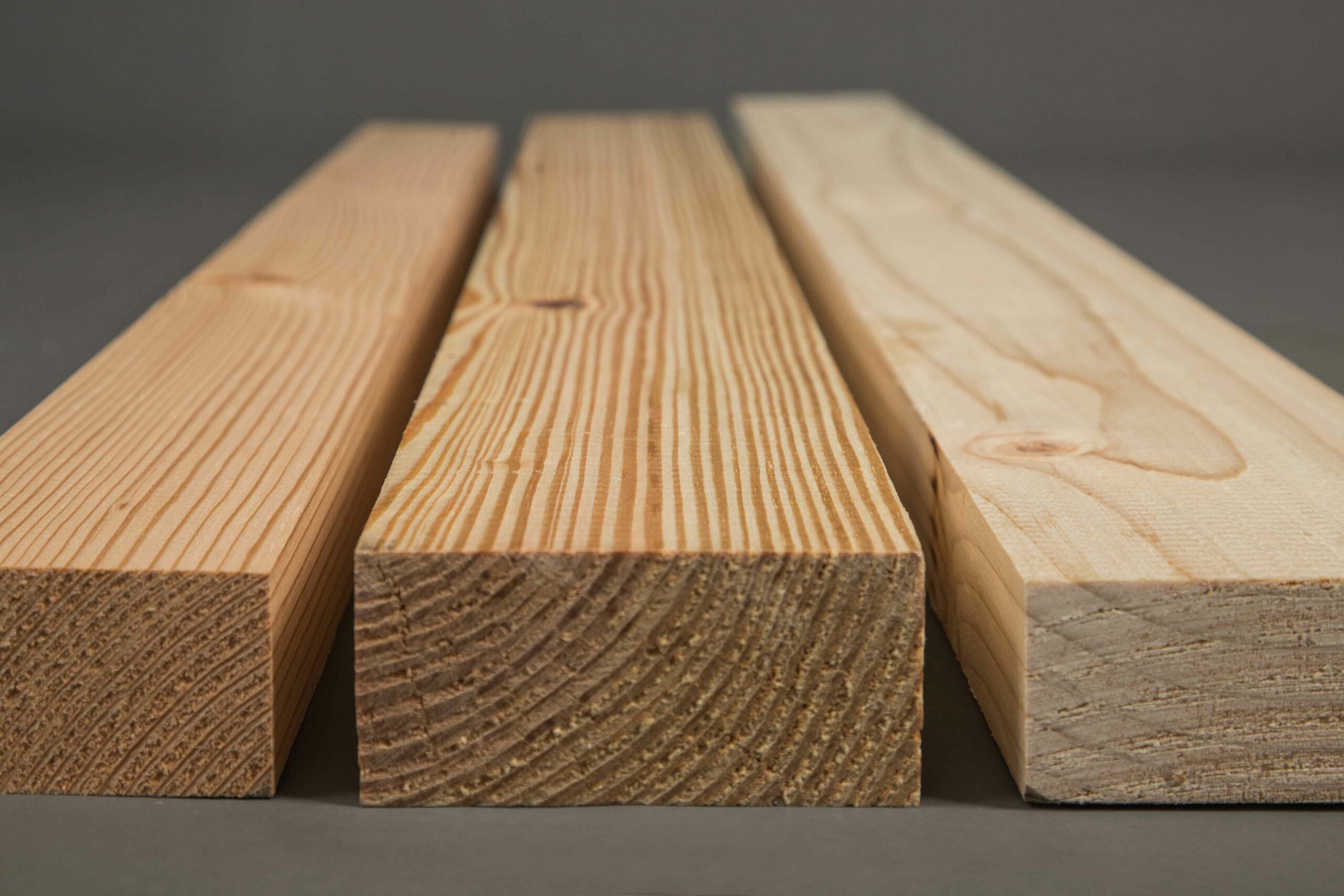 Madera rojiza vs madera de pino: Muebles, construcción y más